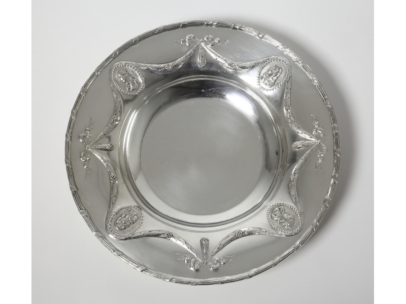 Серебряная тарелка в имперском стиле Германия г Ханау Размеры 24 5